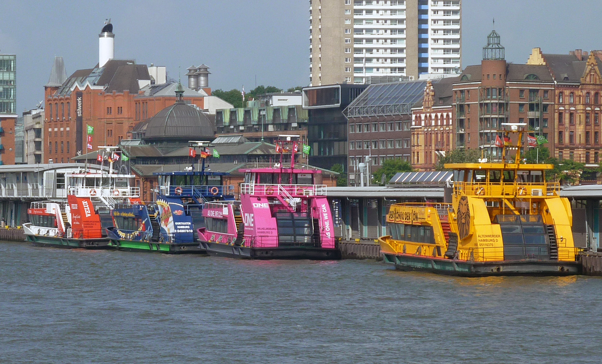 Hafen Hamburg – HADAG Linie 75: Die Musical-Fähre über die Elbe ...