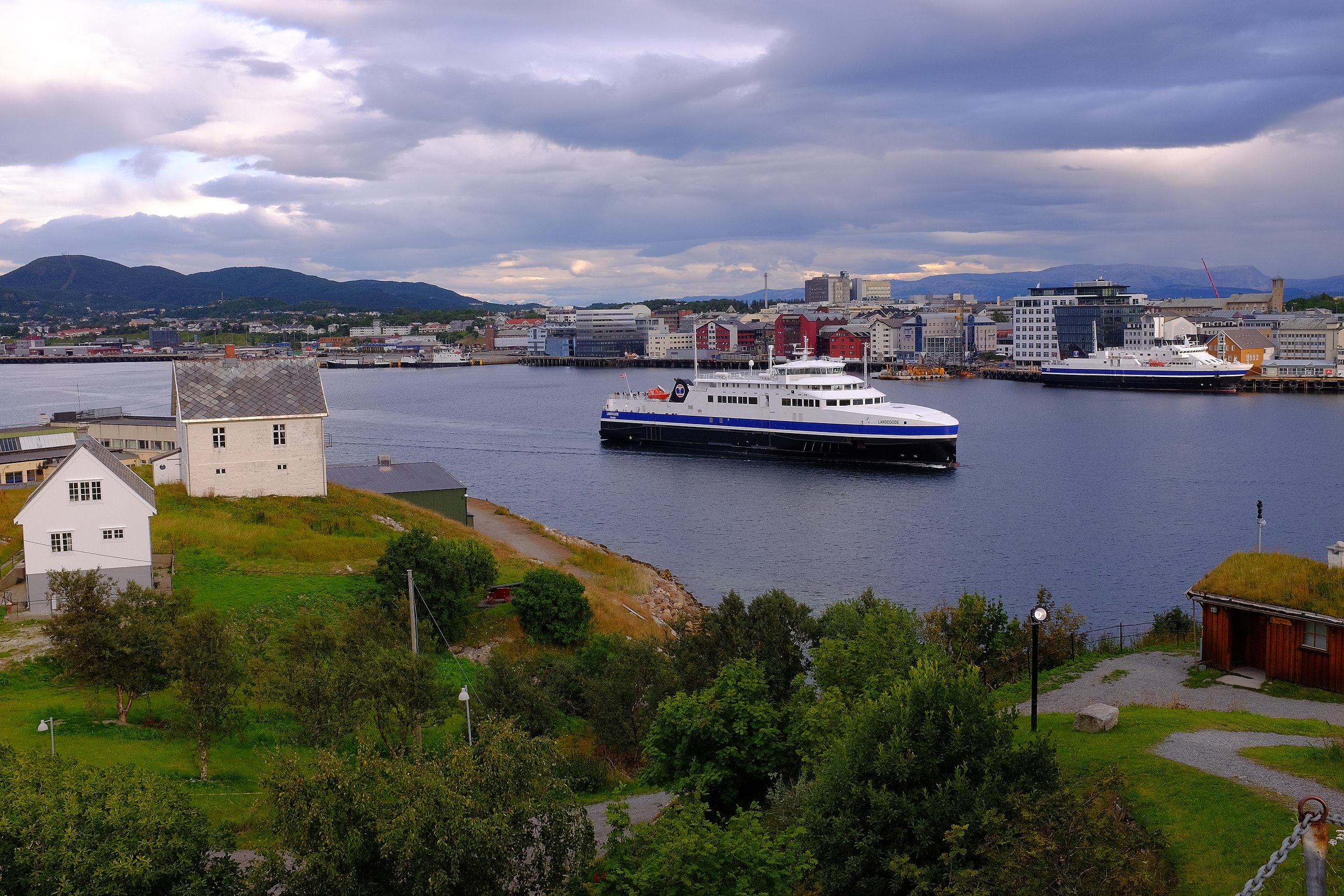Norwegen – Torghatten Nord: Bodø – Moskenes – ferriesworldwide.de