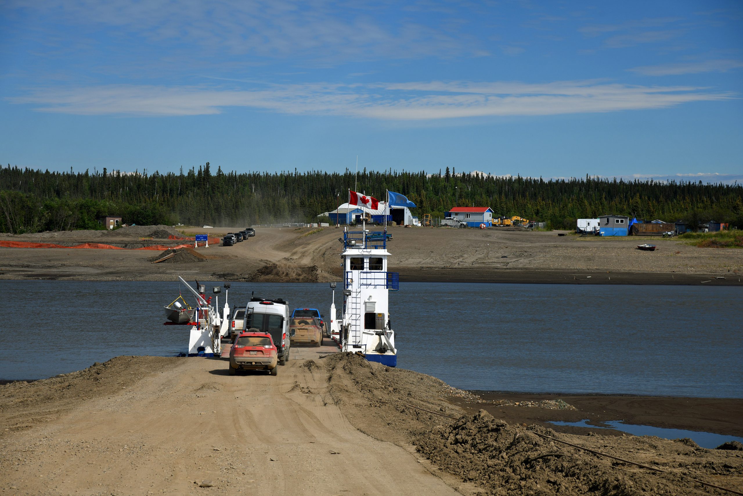 Kanada – Northwest Territories: Dempster Highway über den Peel River ...